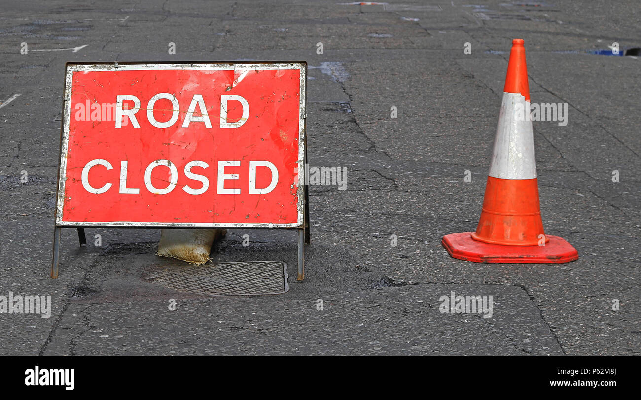 Roadworks end sign hi-res stock photography and images - Alamy
