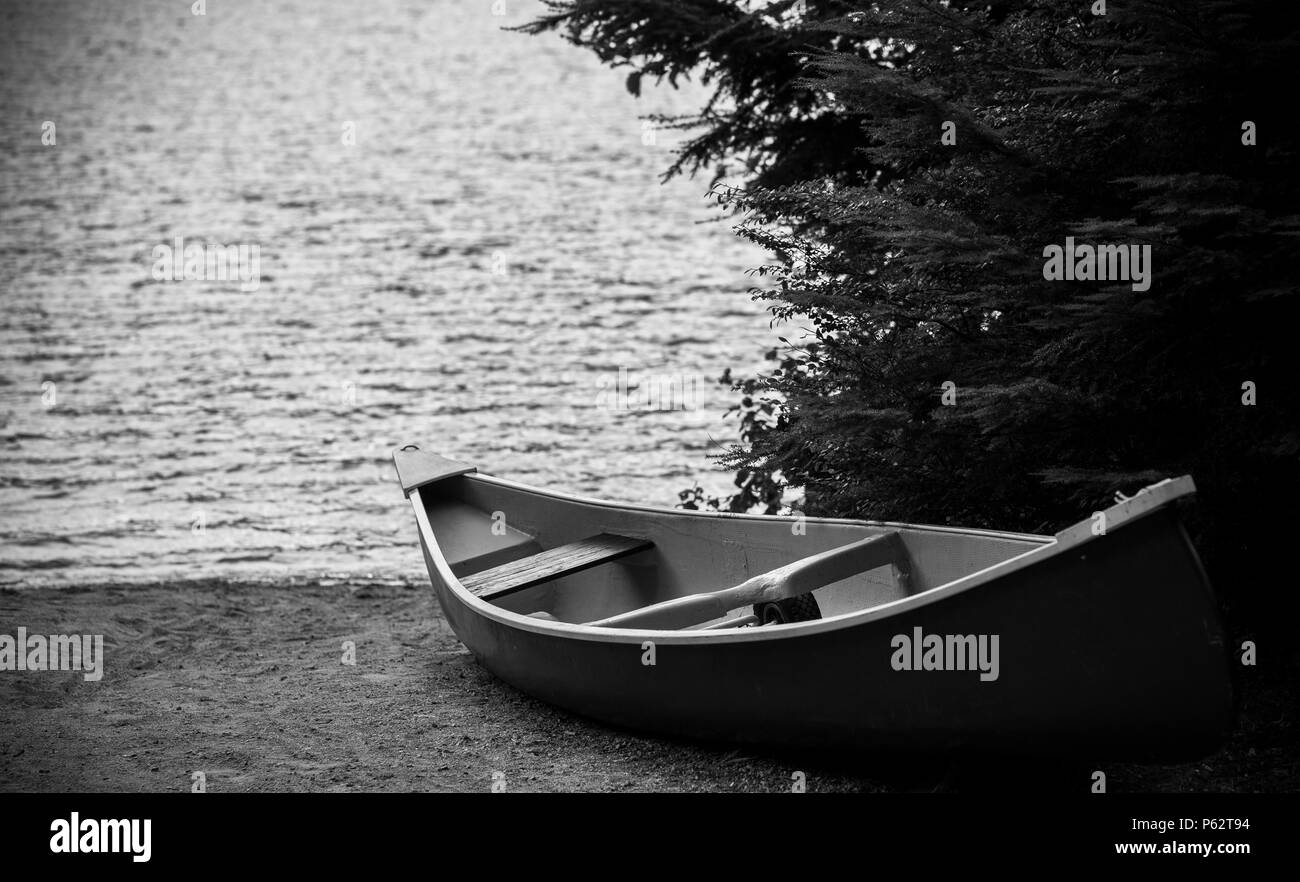Canada canoe lake Black and White Stock Photos & Images - Alamy