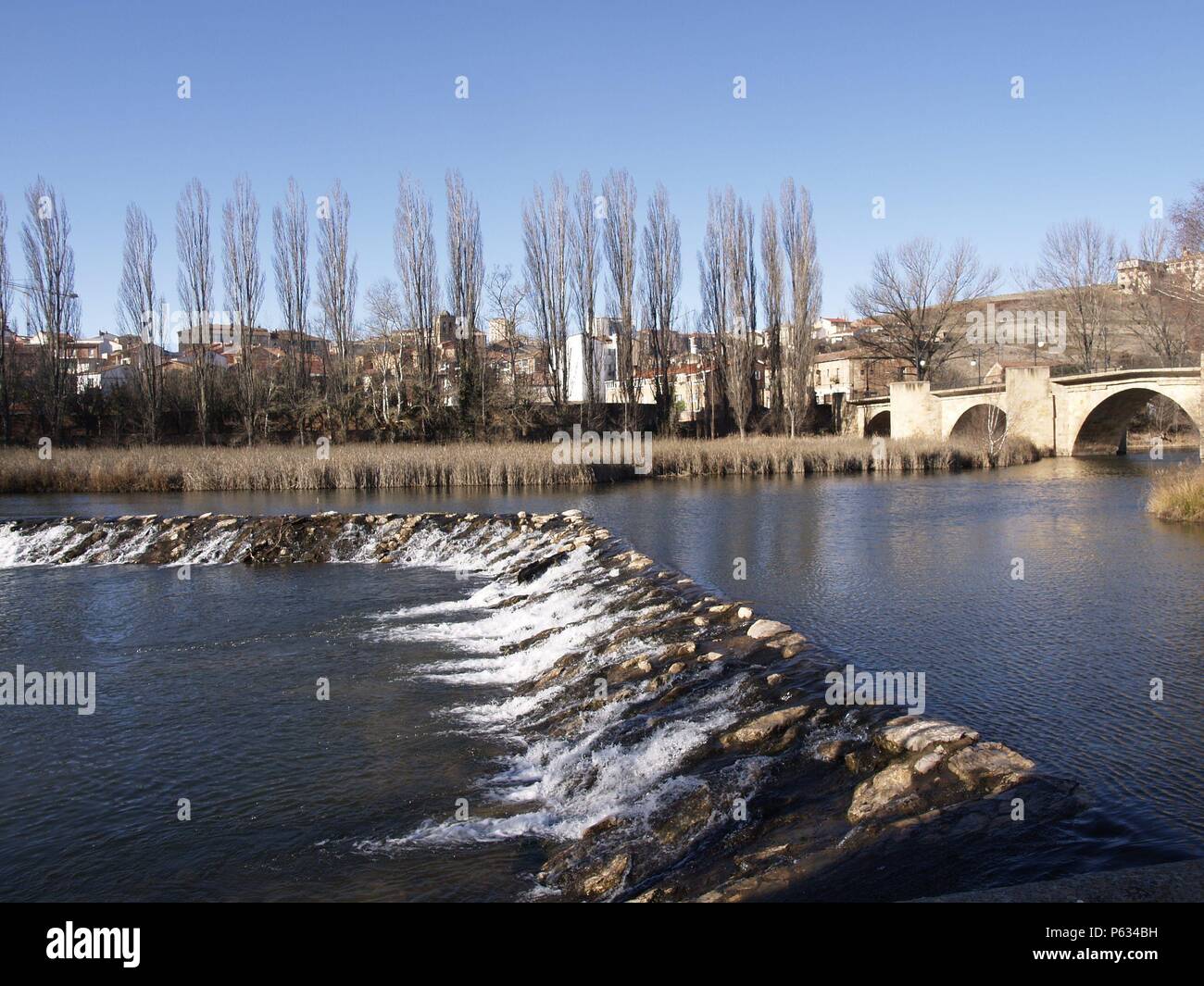 PUENTE SOBRE EL RIO Stock Photo - Alamy