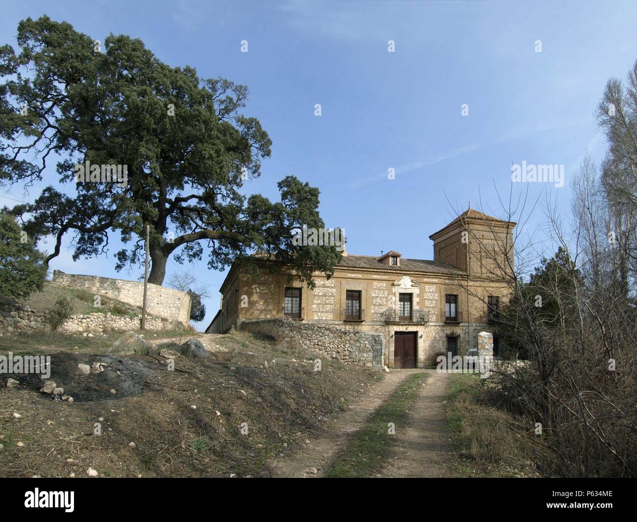 7. PALACIO DE AMBITE. VISTA EXTERIOR. ENCINA MILENARIA Stock Photo - Alamy