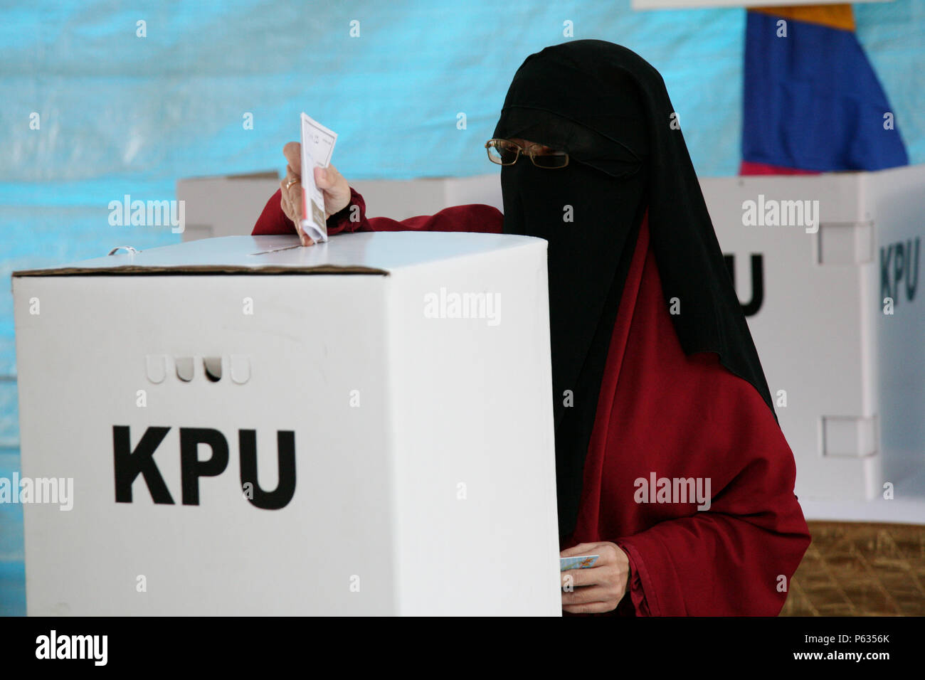 Bekasi, Indonesia. 27th June, 2018. A citizen puts ballot papers into ...