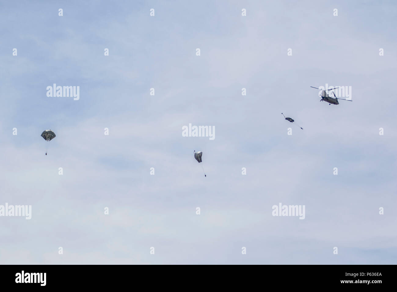 Paratroopers 82nd airborne division exit hi-res stock photography and ...