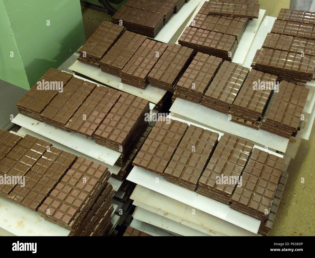 FABRICA DE CHOCOLATE TRAPA. ENVASADO Y EMPAQUETADO. TABLETAS DE ...