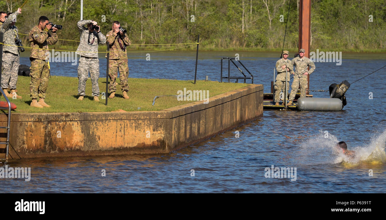 U.S. Army 1st Lt. Matthew Linarelli, 101st Airborne Division, splashes ...