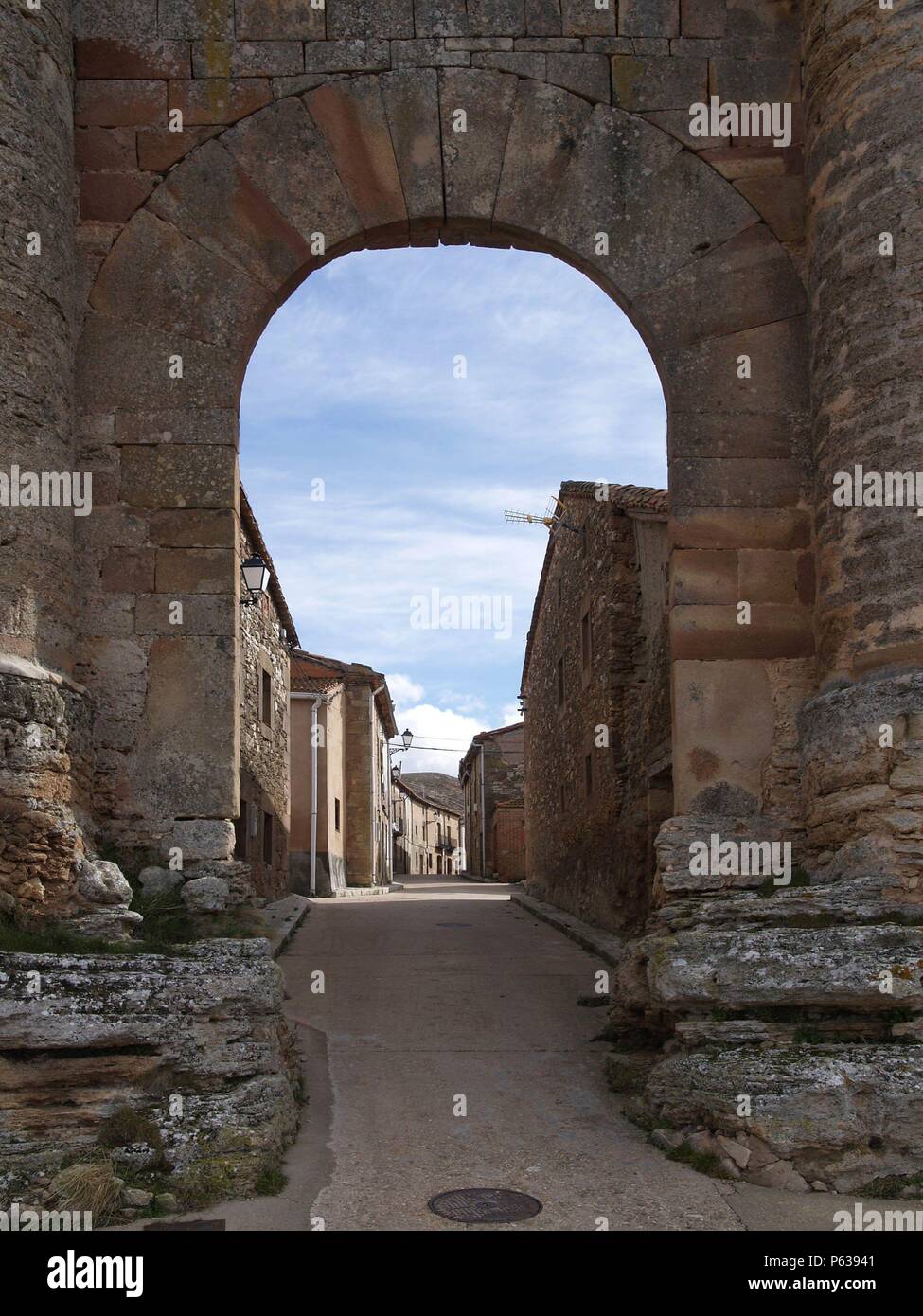 PUERTA CON TORREONES Stock Photo - Alamy