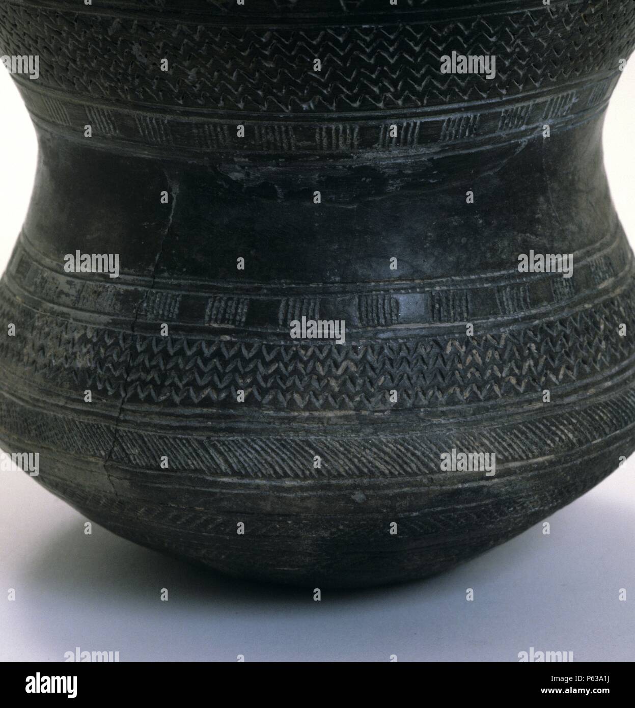 VASO CAMPANIFORME CON DECORACION INCISA, TIPO CIEMPOZUELOS. DETALLE ...