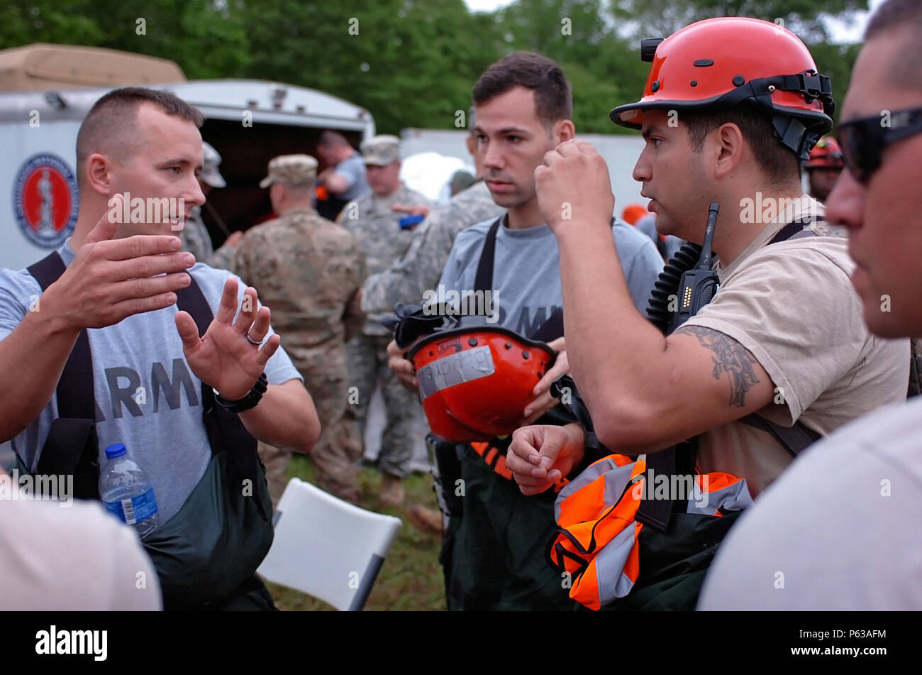 Soldiers with the Texas Natonal Guard's 836th Sapper Co., 6th CBRNE ...