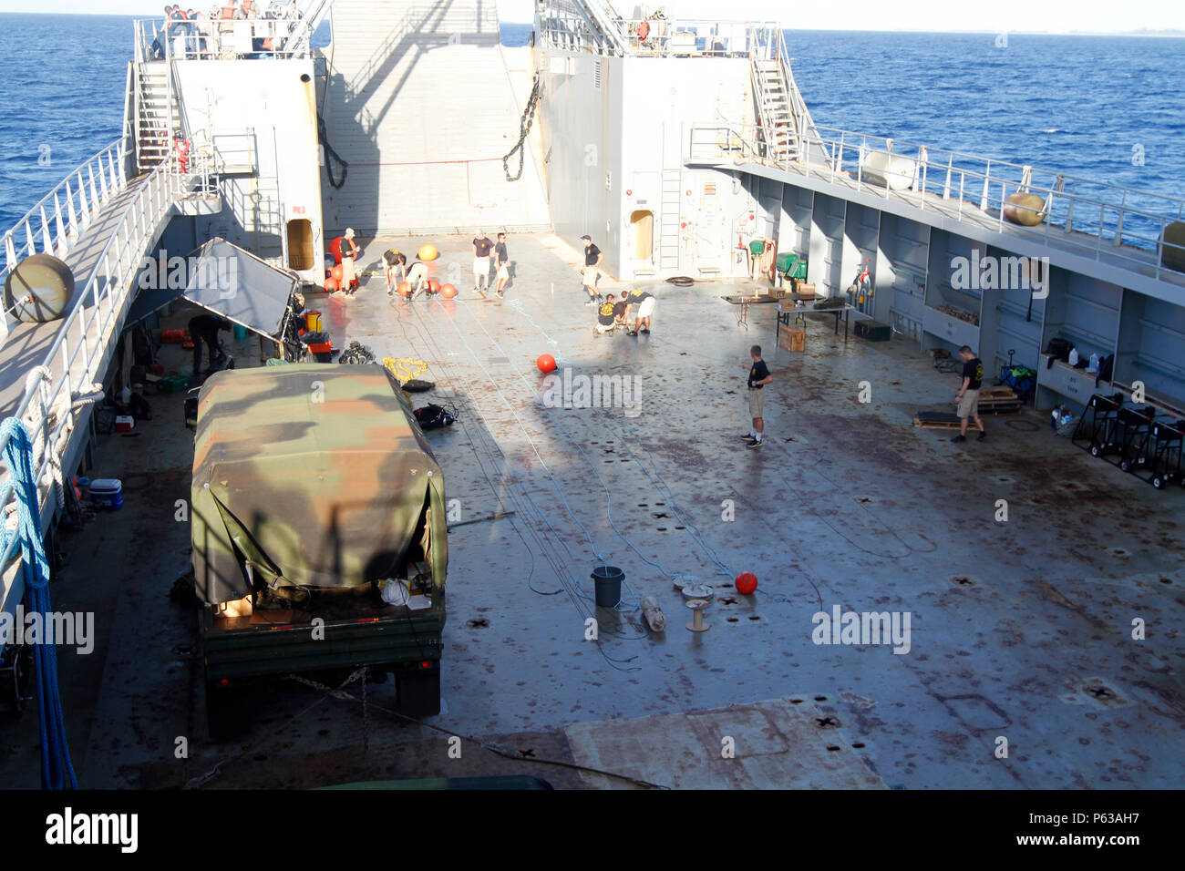 Divers with 7th Engineer Dive Detachment, 130th Engineer Brigade, 8th ...