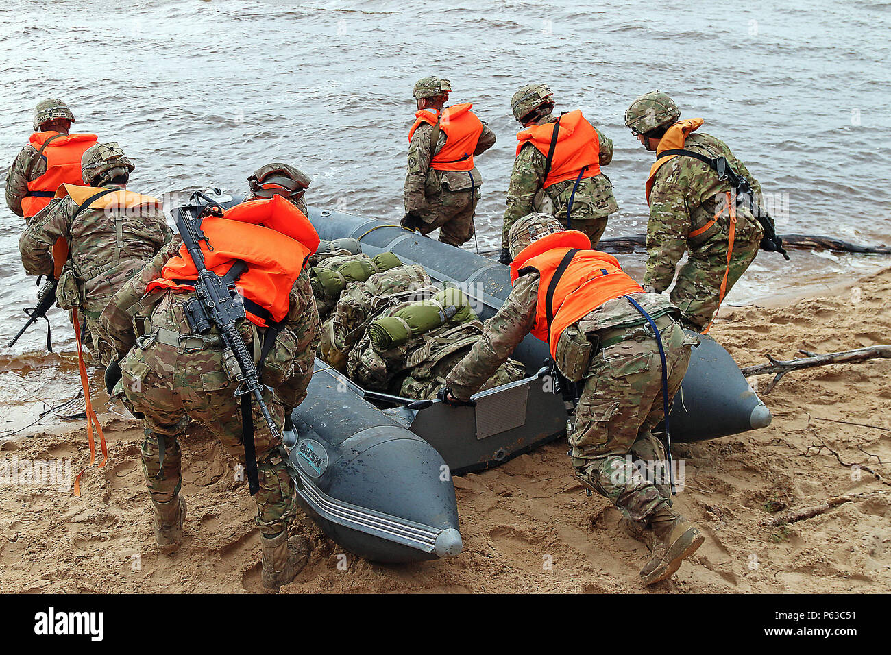 Soldiers assigned to Headquarters and Headquarters Troop, 3rd Squadron ...