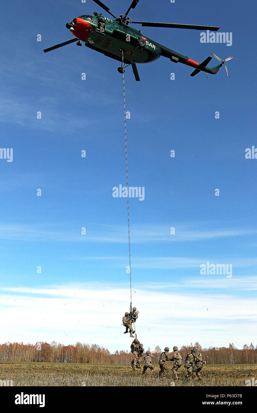 Soldiers assigned to Headquarters and Headquarters Troop, 3rd Squadron ...