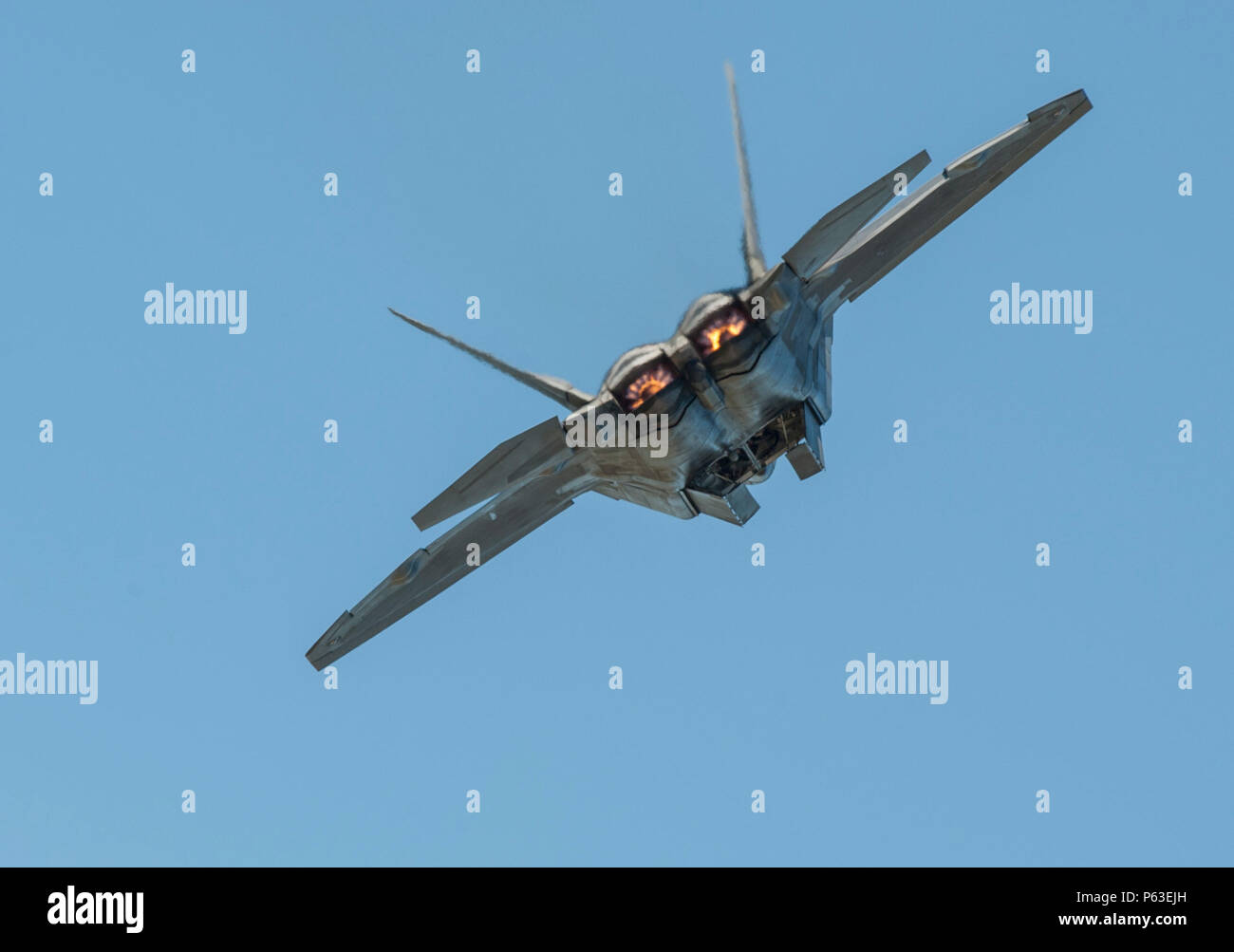 22 raptor executes precision hi-res stock photography and images - Alamy