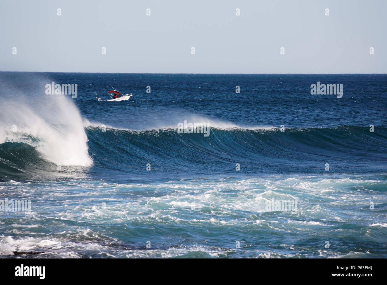 Breaking wave hi-res stock photography and images - Alamy