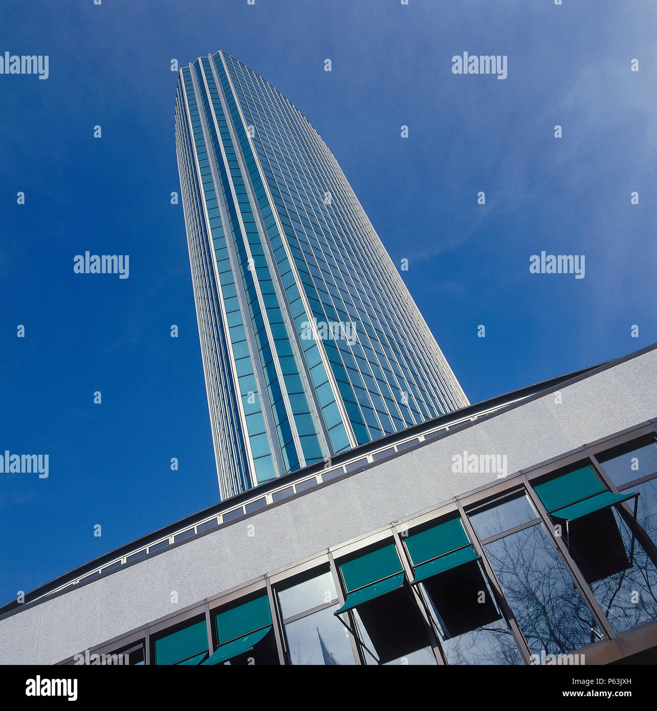 Contemporary glass skyscraper dynamic hi-res stock photography and ...