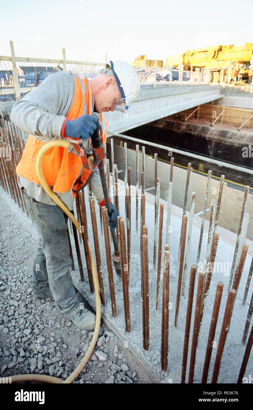 Scabbling at the pile tops of a secant piles wall for an abutment ...