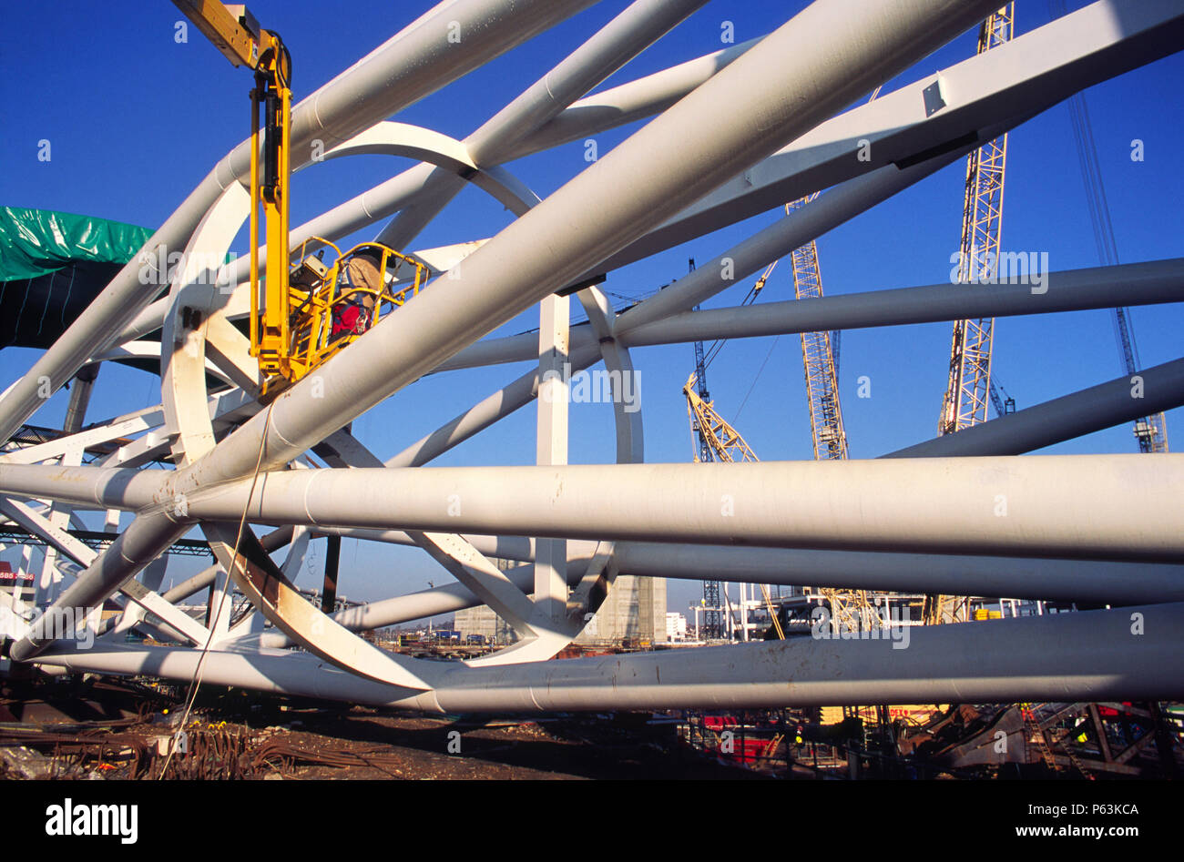 Wembley stadium arch under assembly on the pitch by Cleveland Bridge ...