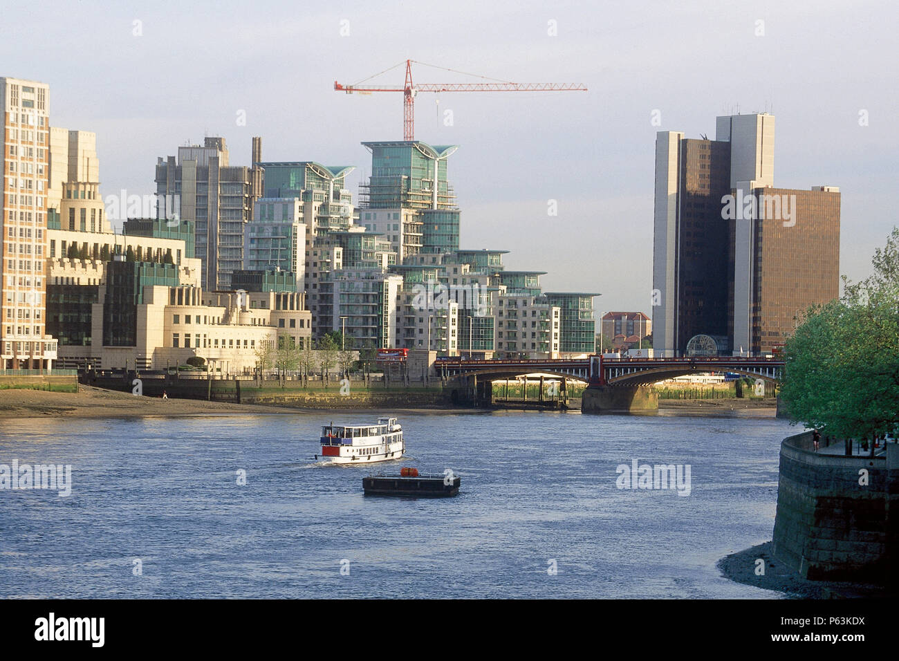 Vauxhall bridge mi6 mi5 building hi-res stock photography and images ...