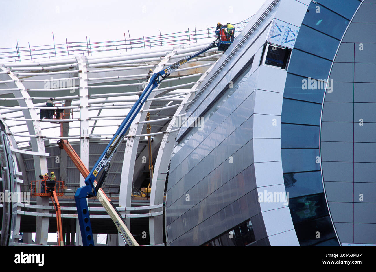 Curved platforms hi-res stock photography and images - Alamy