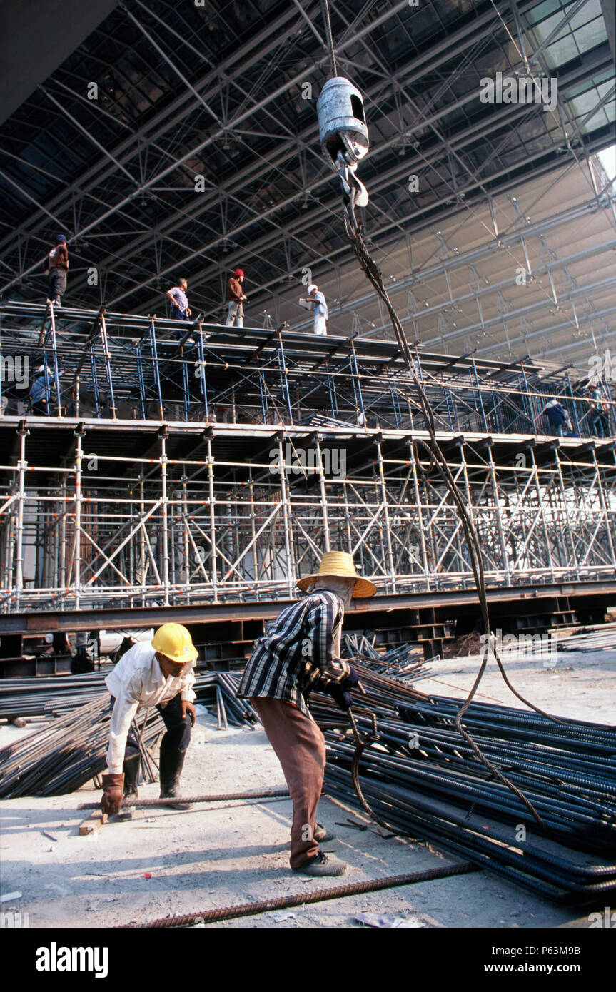 Unloading steel bar for the main terminal building at Suvarnabhumi ...