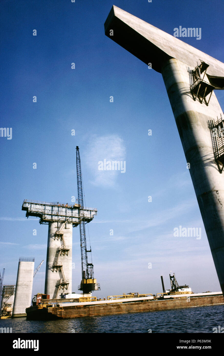 Bridge piers hi-res stock photography and images - Alamy