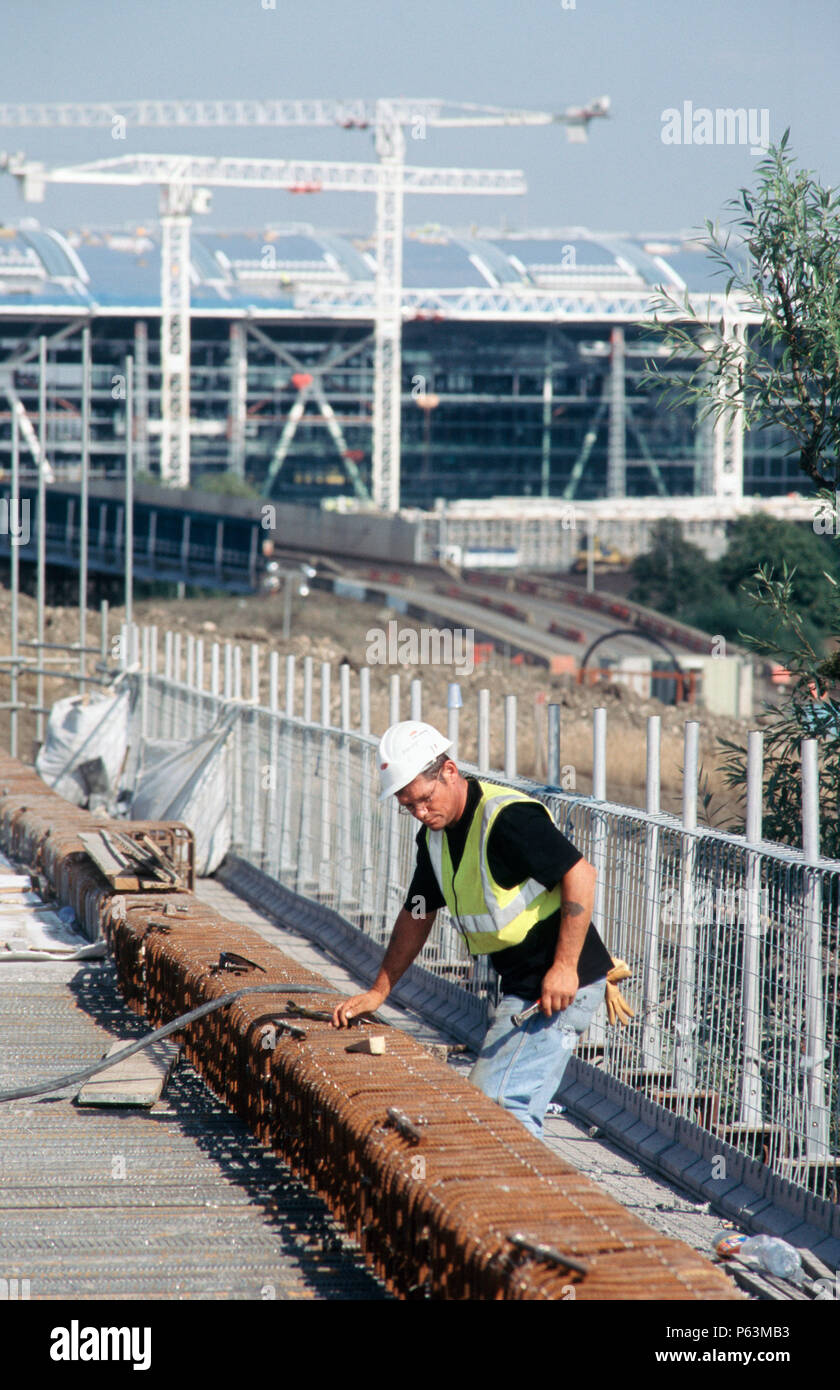 Colne river bridge concreting on spur road into Heathrow T5, M25 and ...