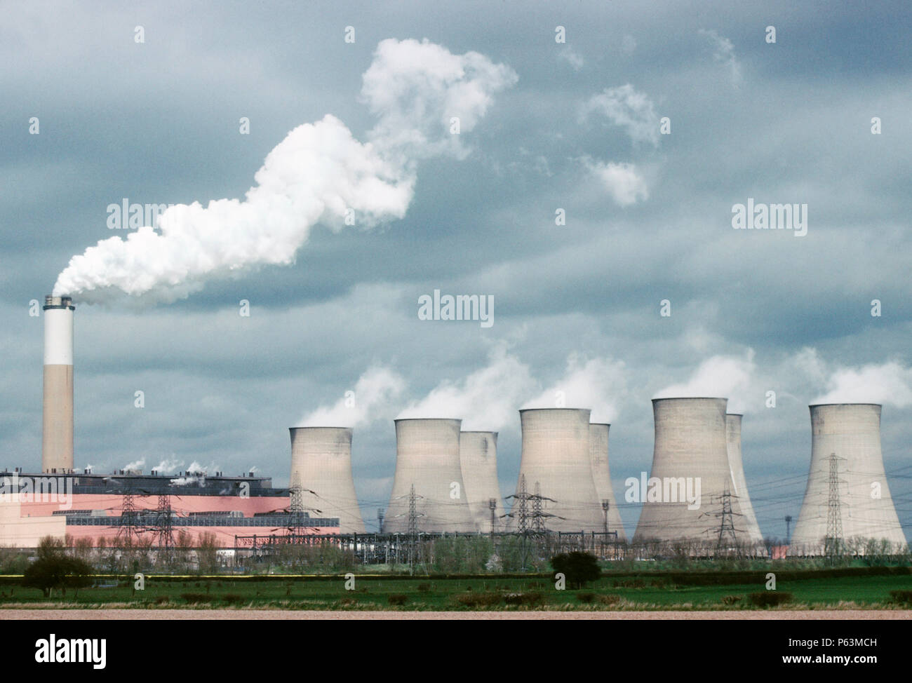 Coal fired power station on the Trent river at Cottam, Nottinghamshire ...