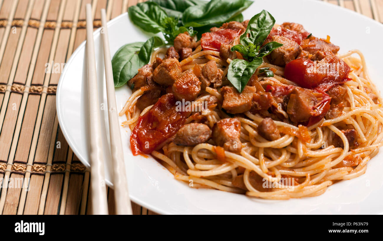 Spaghetti in tomato sauce with chicken Stock Photo - Alamy