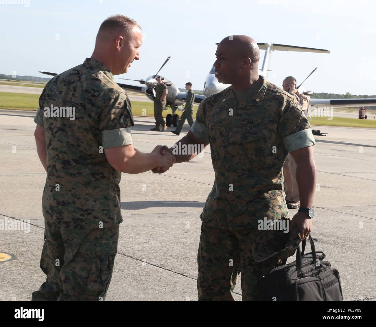 LtGen Jon M. Davis visits Marine Corps Air Station (MCAS) Beaufort on ...