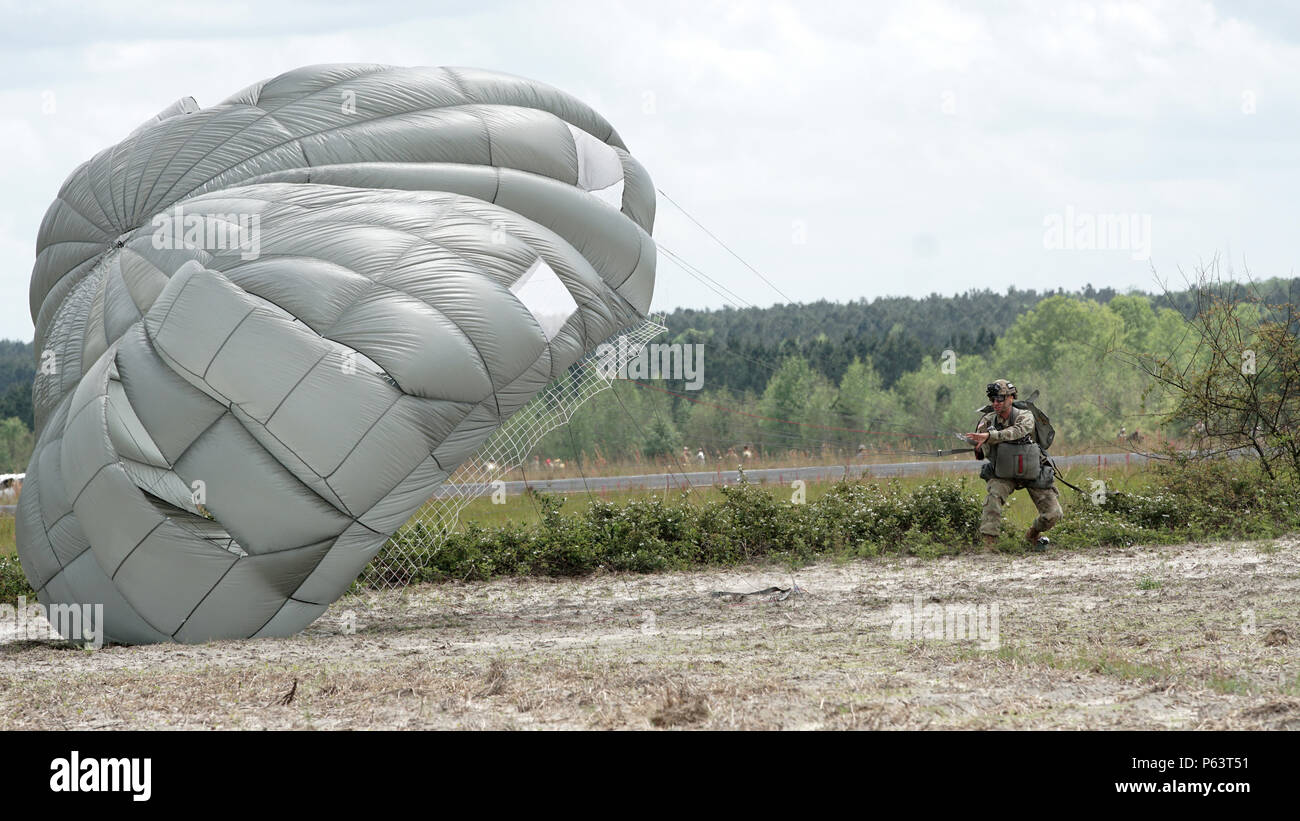 Mc 6 parachute system hi-res stock photography and images - Alamy