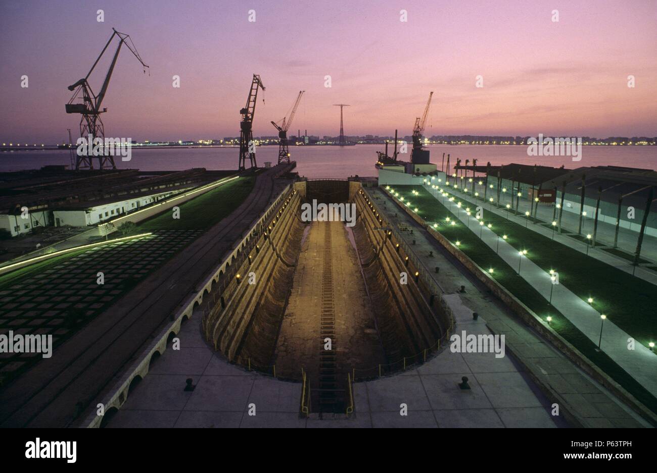 Dique seco hi-res stock photography and images - Alamy