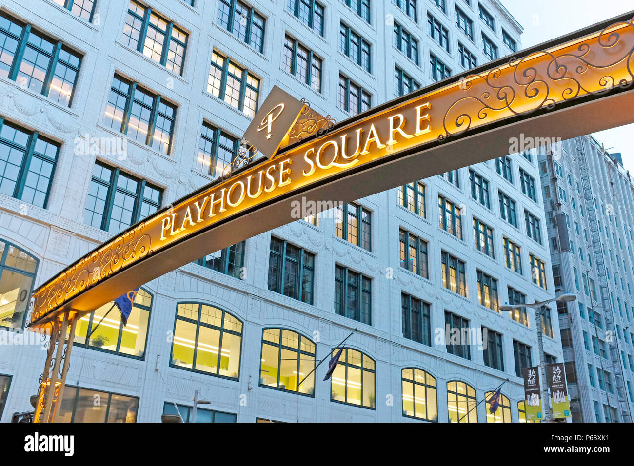 Overhead signs hi-res stock photography and images - Alamy