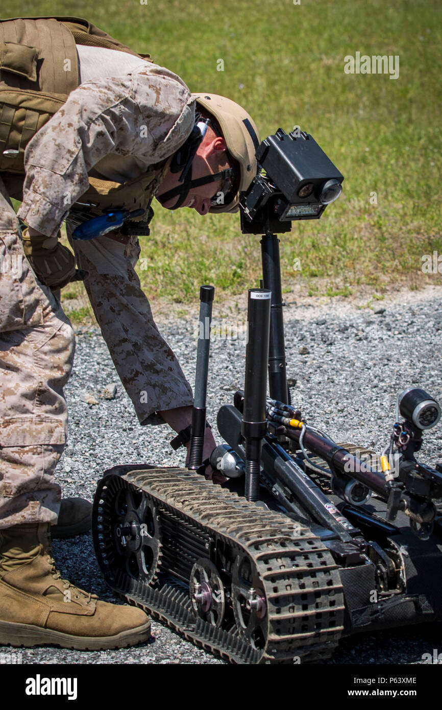 Robot investigate explosives hi-res stock photography and images - Alamy
