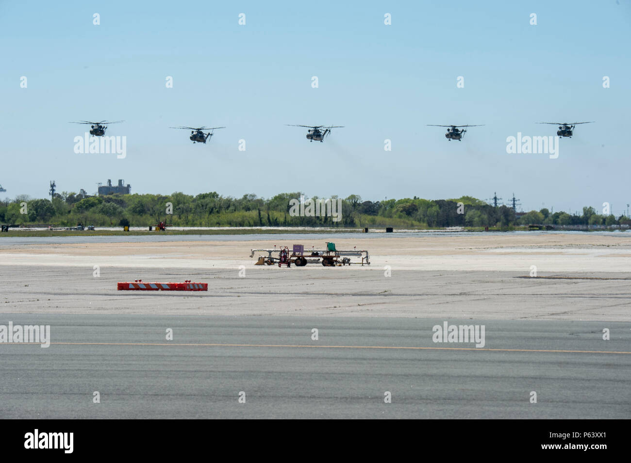 160420-N-BJ294-095 NORFOLK (Apr. 20, 2016) MH-53E Sea Dragons, assigned ...