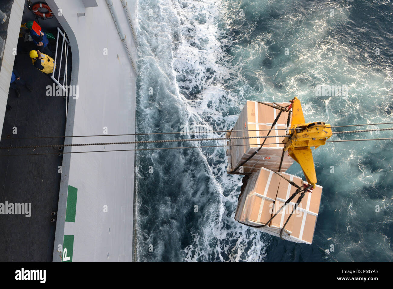 160419-N-UM082-010 ATLANTIC OCEAN (April 19, 2016) - Riggers aboard the ...