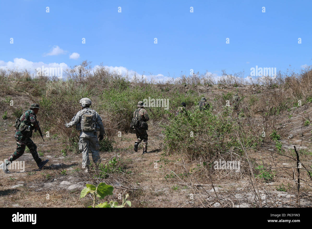 Armed Forces of the Philippines soldiers rush to their assault location ...