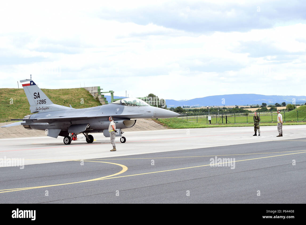 An f 16 crew chief hi-res stock photography and images - Alamy