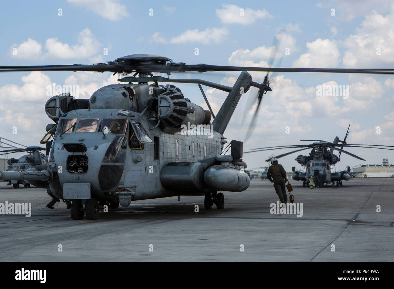 U.S. Marines with Marine Heavy Helicopter Training Squadron 302 (HMHT ...