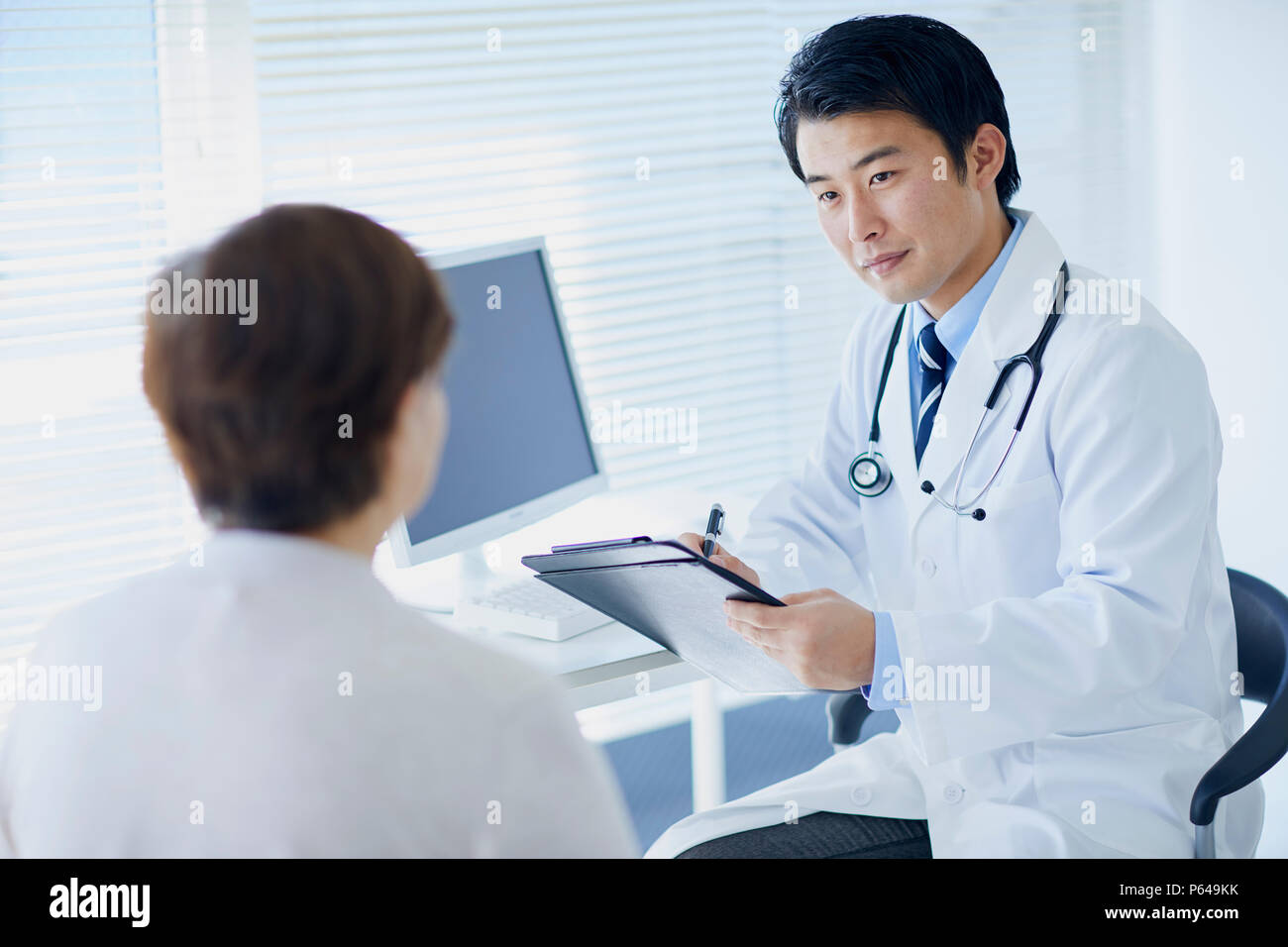 Doctor listening japanese patient hi-res stock photography and images ...