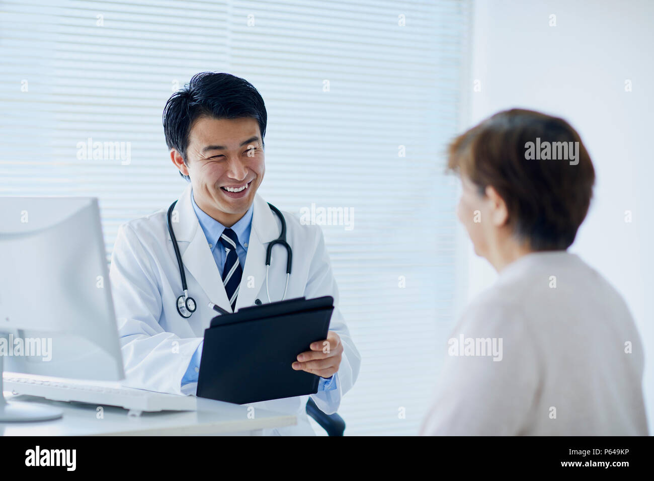 Doctor listening japanese patient hi-res stock photography and images ...