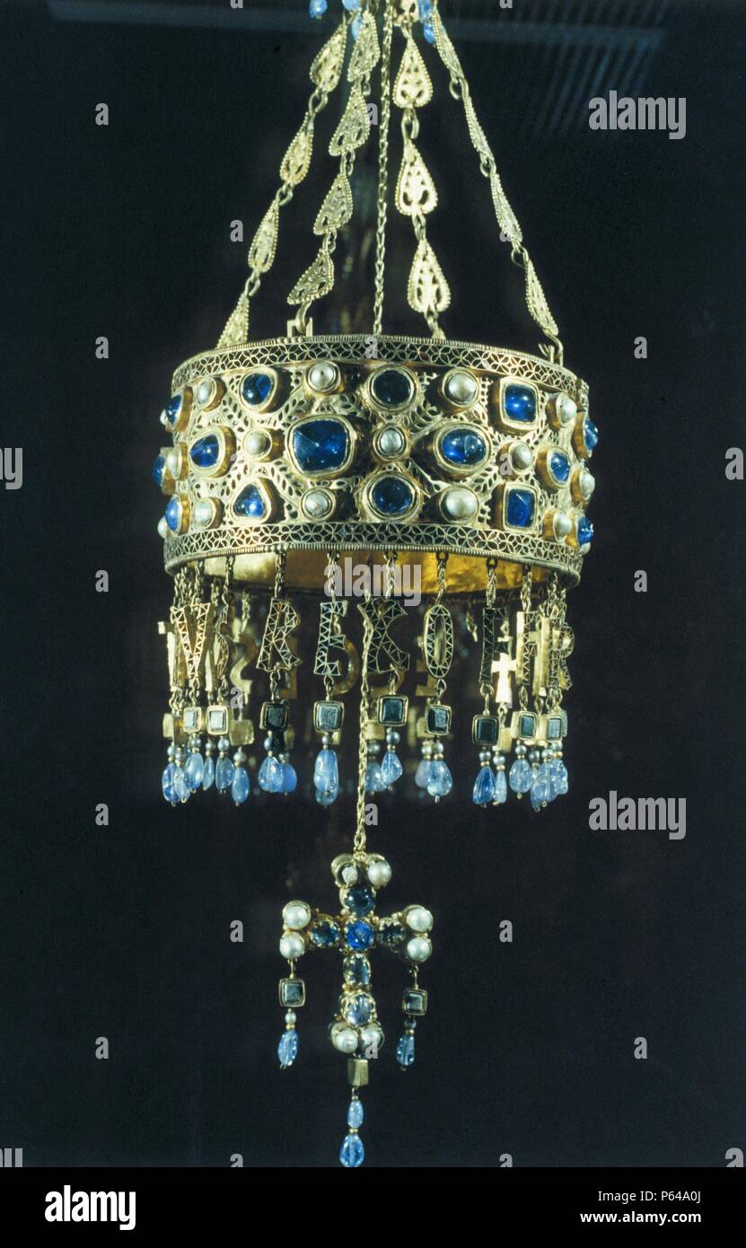 CORONA DE RECESVINTO PROCEDENTE DEL TESORO DE GUARRAZAR. VISIGODO ...