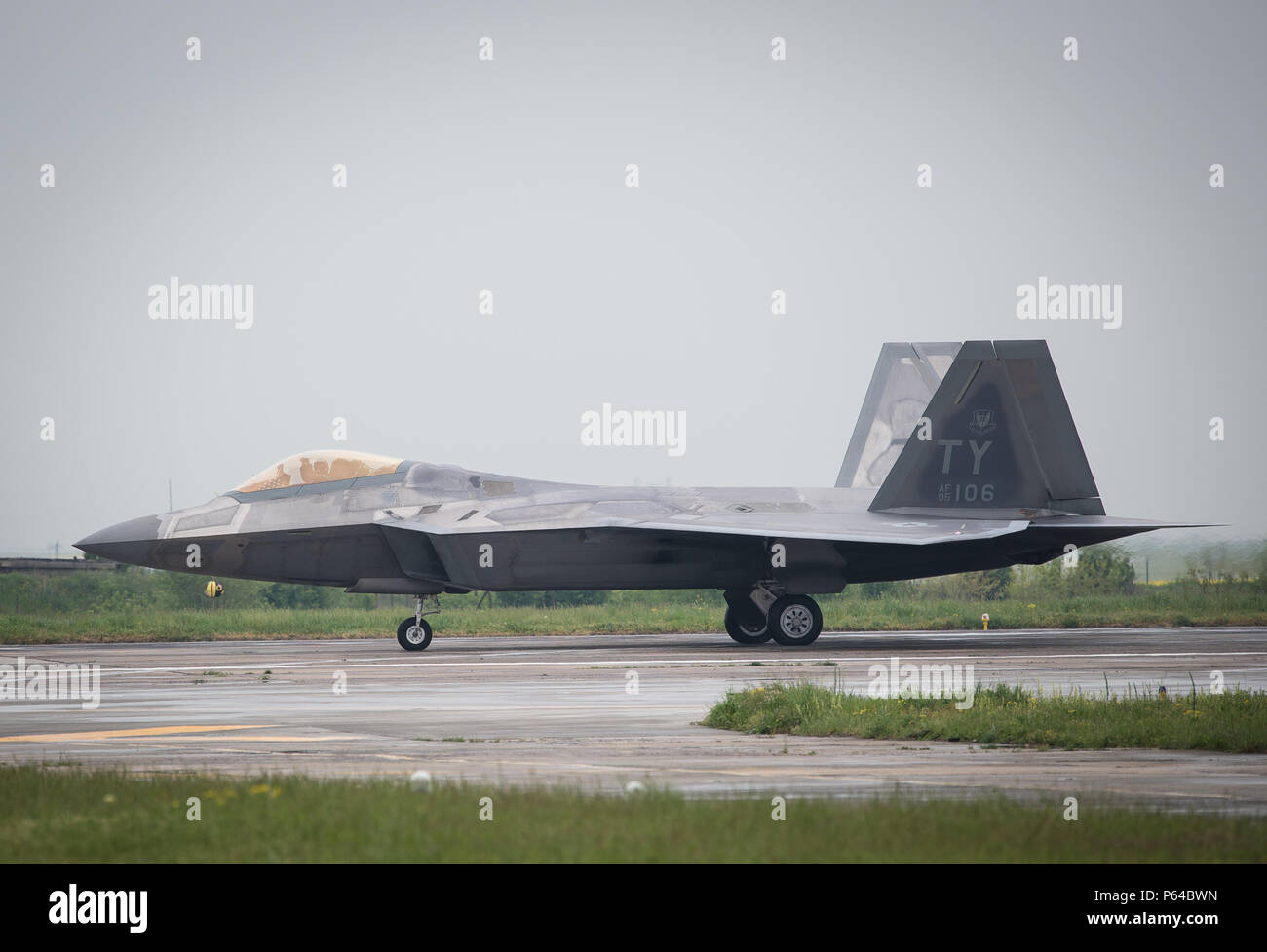 Twin pratt whitney f119 engines hi-res stock photography and images - Alamy