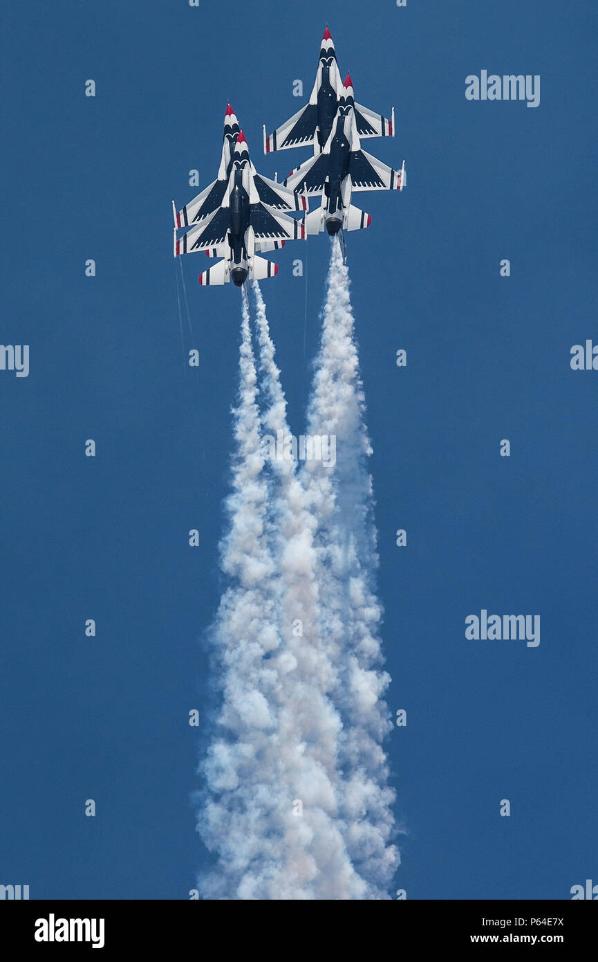 Thunderbirds pilots perform the Trail to Diamond Clover Loop maneuver ...