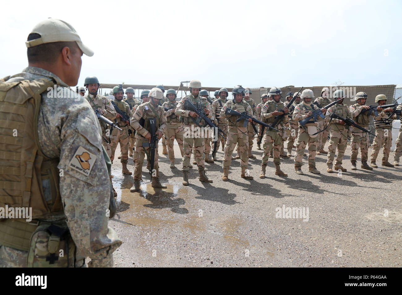 A New Zealand soldier with Task Group Taji instructs Iraqi soldiers ...