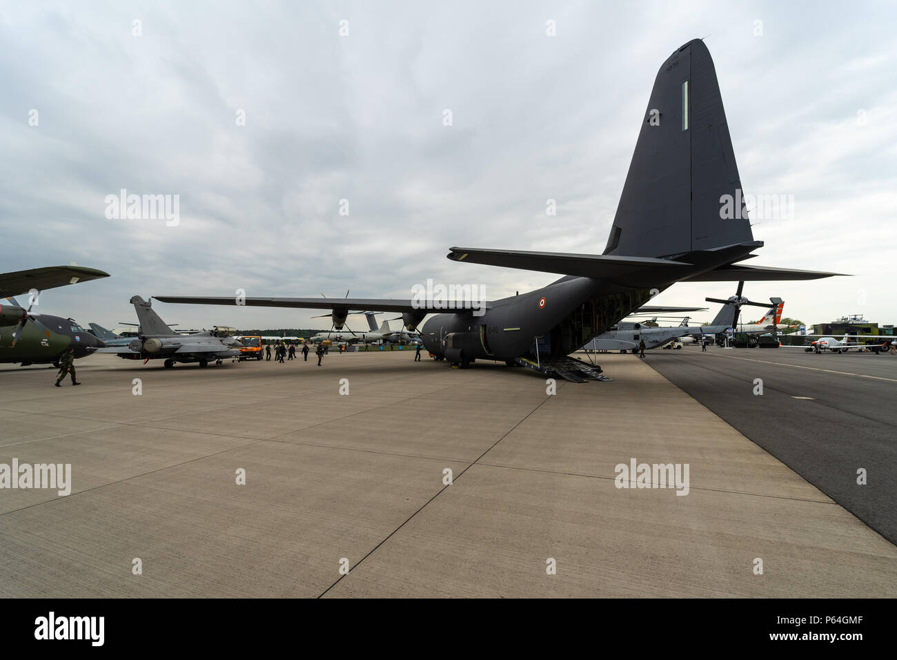 Military transport, aerial refueling Lockheed Martin C-130J Super ...