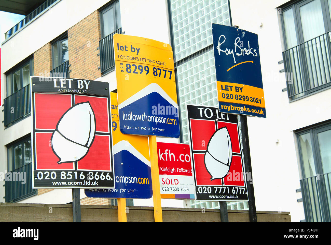 Houses with sold boards outside hi-res stock photography and images - Alamy