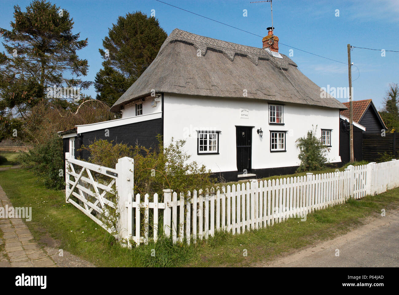 Thatched cottage white picket fence hi-res stock photography and images ...