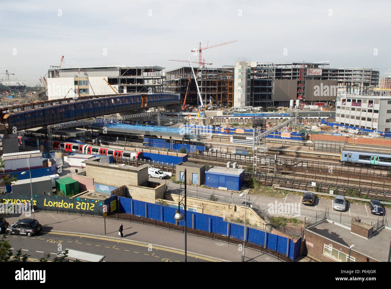 Construction of Westfield Stratford City and connecting walkway bridge ...