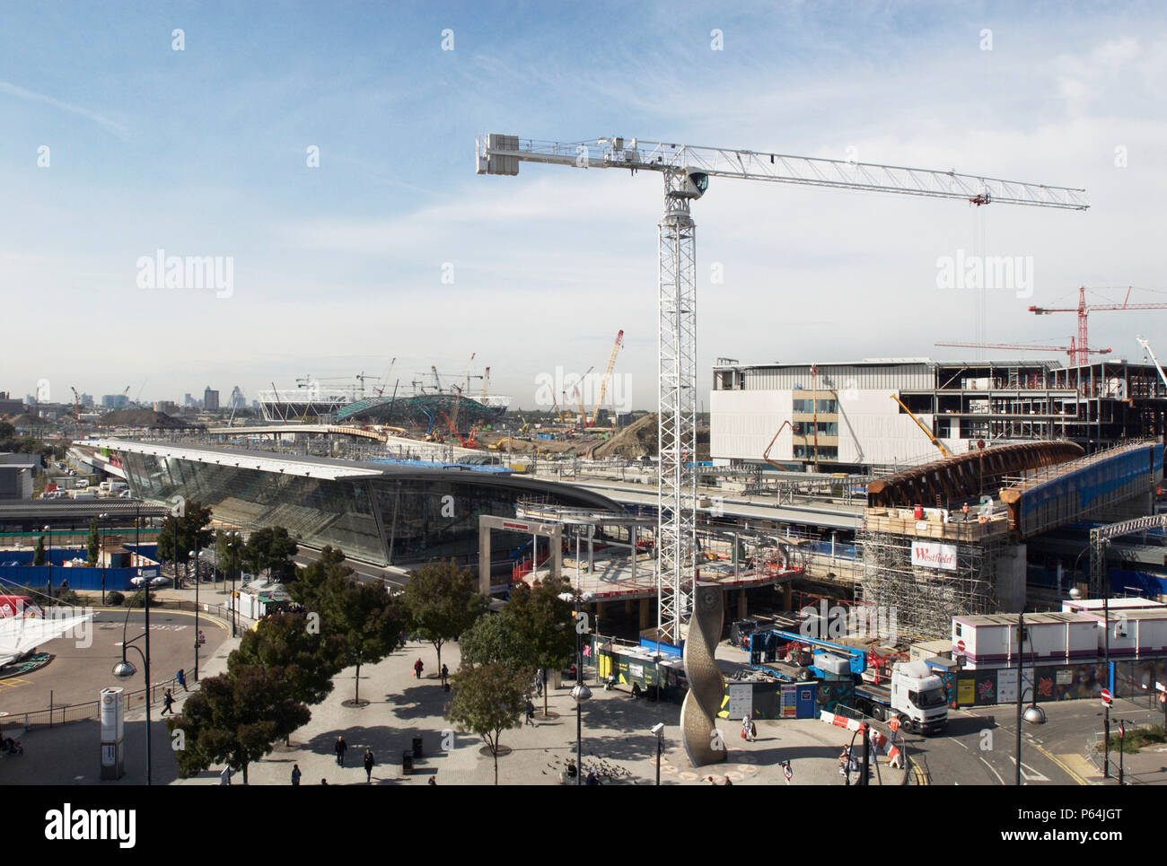 Construction of Westfield Stratford City and connecting walkway bridge ...