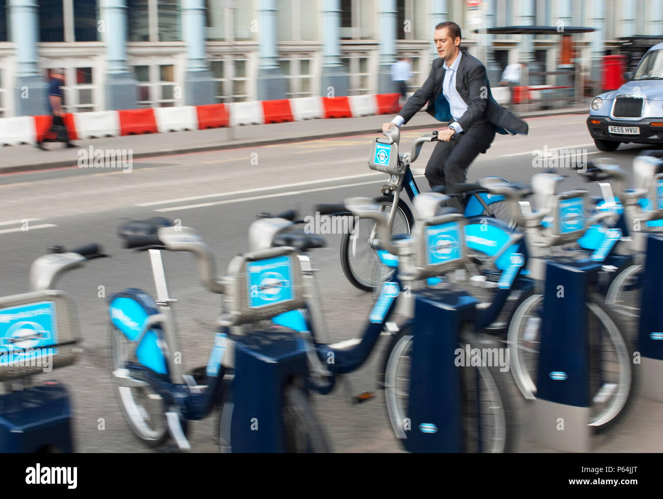 Cycling in london hi-res stock photography and images - Alamy