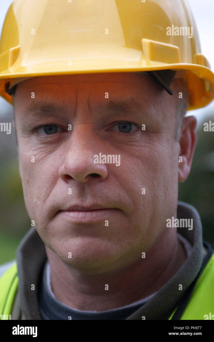 Portrait of construction worker wearing hard hat Stock Photo - Alamy