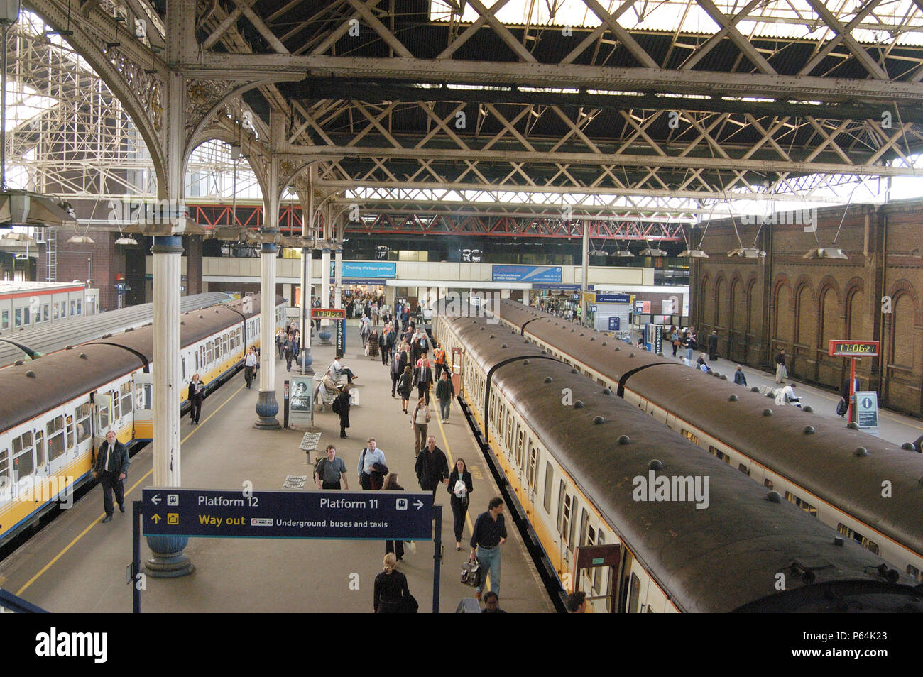 Platforms at London Bridge train station Stock Photo - Alamy